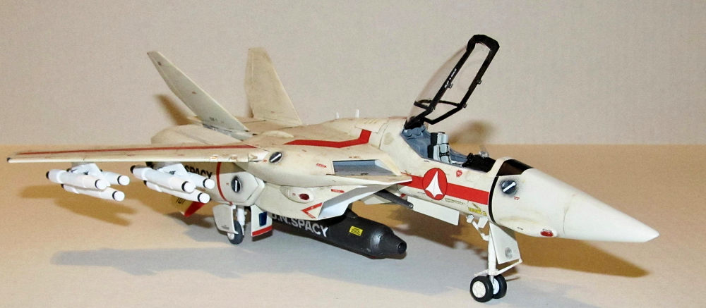 Hasegawa 1/48 VF-1A/J Valkyrie “Vermillion Squadron”, by Dan Lee